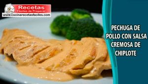 Pechuga de pollo con salsa cremosa de chipotle